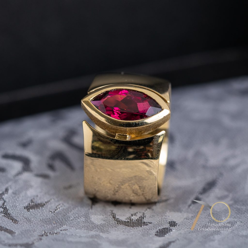 Ring mit navetteförmigen roten Turmalin – Goldschmied Ebeling
